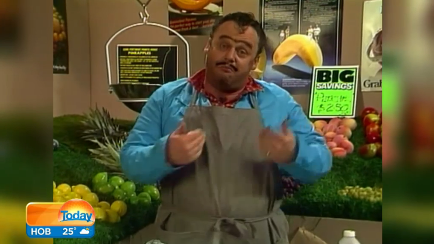 Aussie comedy icon Con the Fruiterer takes to fiddling on the roof ...