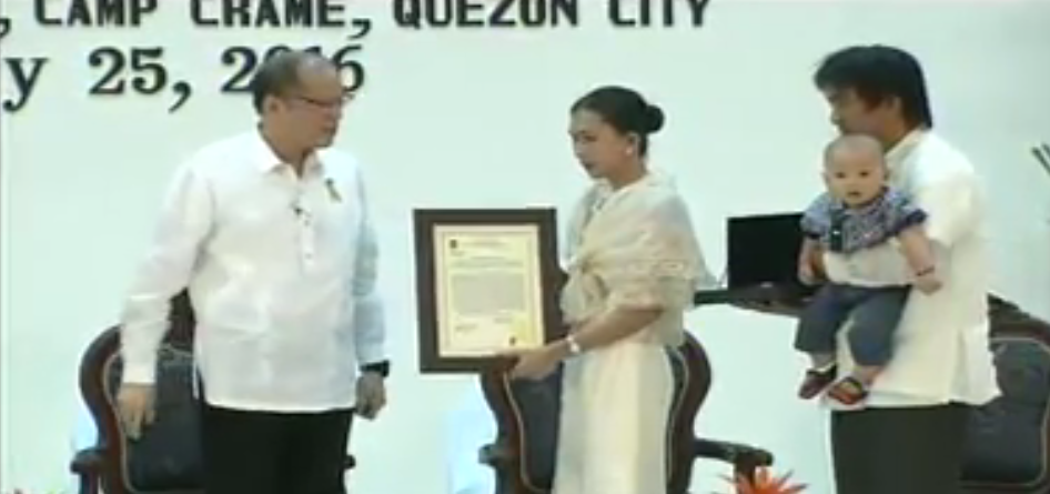 PNoy awards Medal of Valor to Senior Inspector Gednat Tabdi | GMA News ...