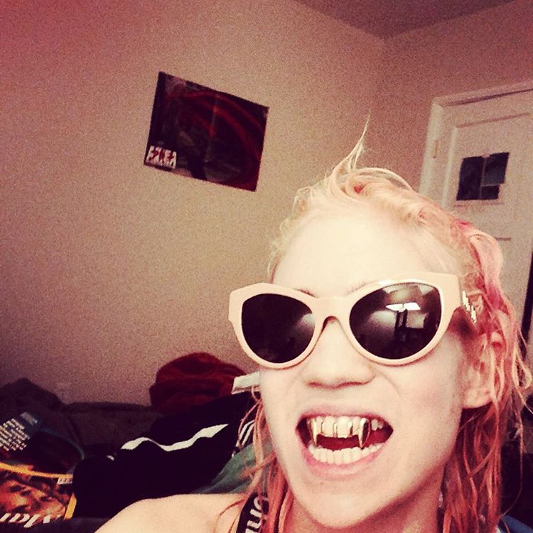 Grimes wearing custom fangs by japanese dentist-turned-designer ...