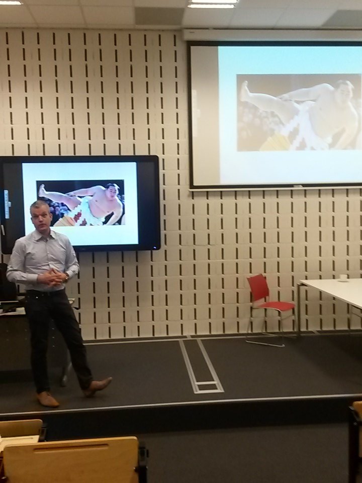 Tom van Velzen on Twitter: "Stefan oefent zijn pecha kucha voor de lectorale rede https://t.co ...