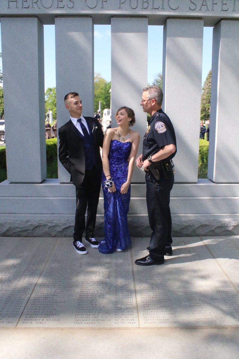 Cops Surprise Daughter Of Fallen Officer For An Emotional Prom Photo ...