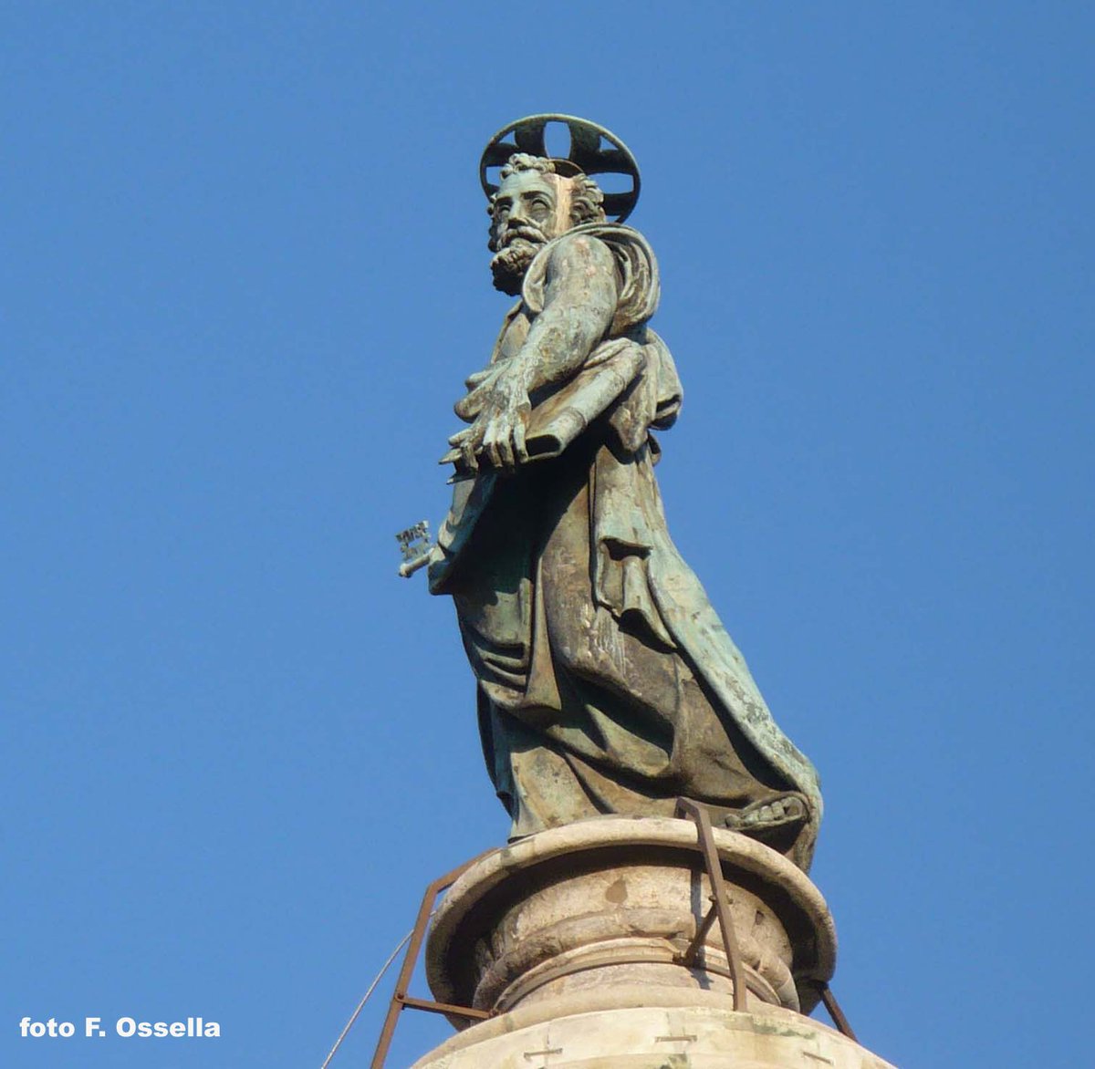 En 1587 la columna trajana de roma fue coronada con una estatua de ...