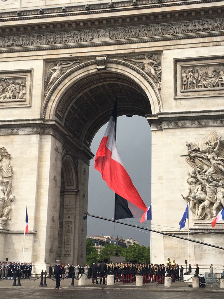 Sibeth Ndiaye on Twitter: "Regarder ce drapeau flotter au vent, ressentir un frisson de fierté d ...