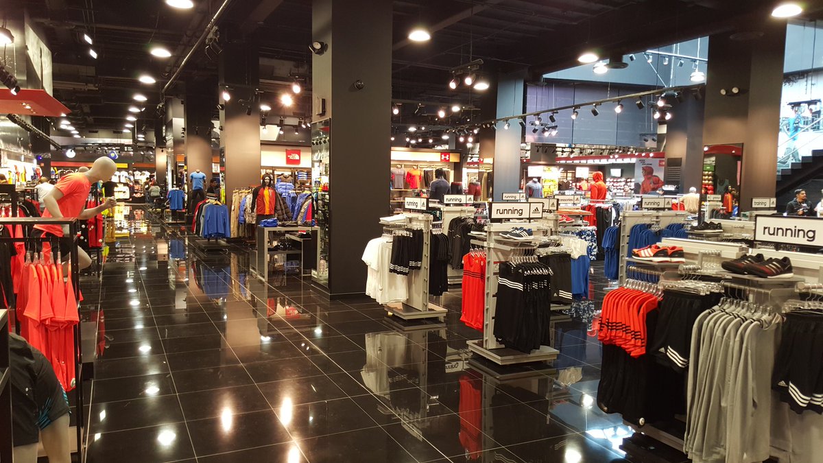 Interlomas : IMPRESIONANTE tamaño tienda innovasport Interlomas darse ...