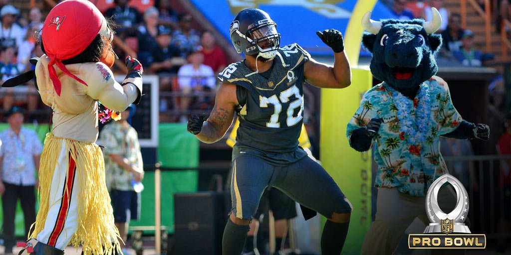 That's Michael Bennett. Dancing. With mascots. at the ProBowl. | NFL ...