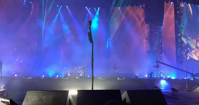 Video: METALLICA Shows Off New Stage Set During Exclusive Fan-Club ...