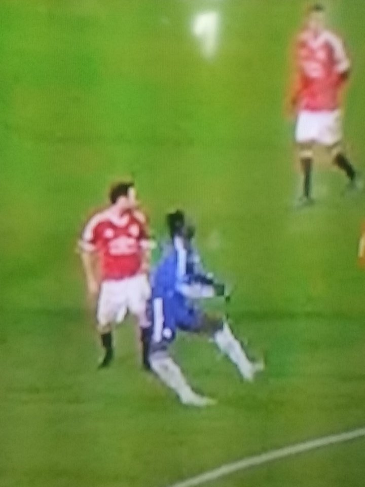 Photos: Chelsea's Kurt Zouma suffers nasty knee injury vs Man Utd | Off ...