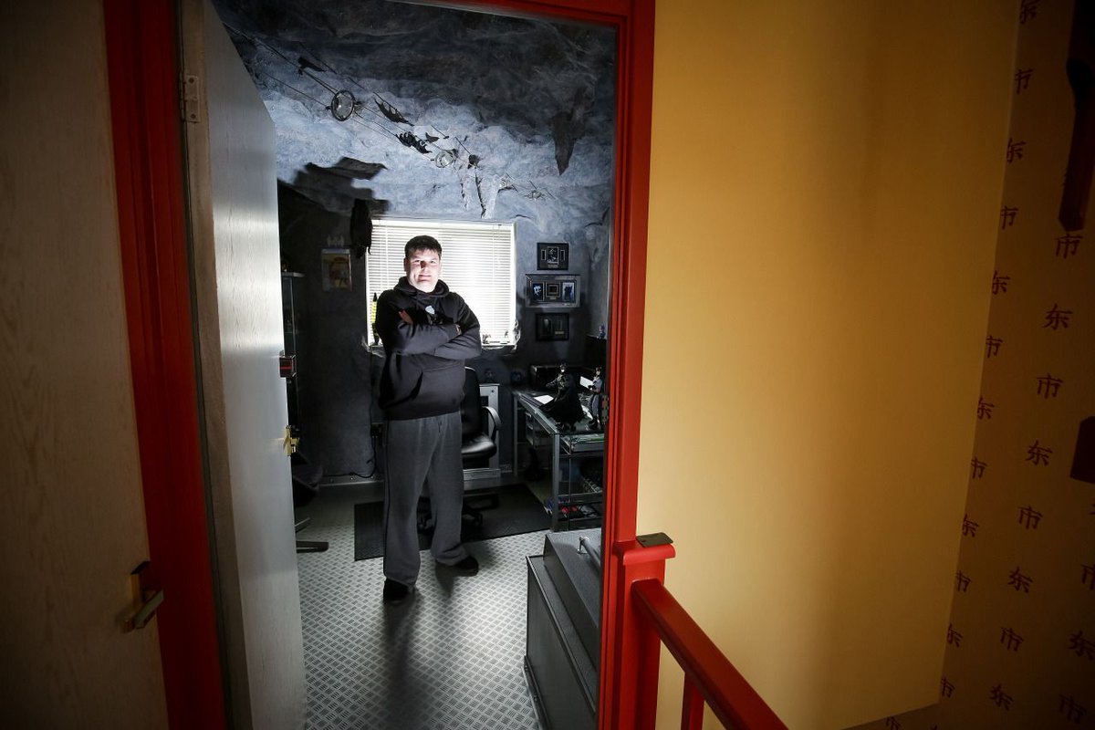 Holy DIY Batman! Dark Knight nut converts spare room into Batcave ...