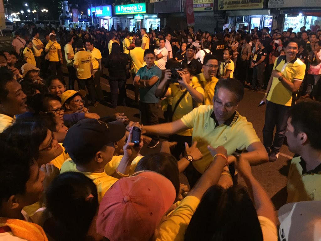 Mar Roxas with son Paulo, wife Korina now at Plaza Quezon for the LP ...