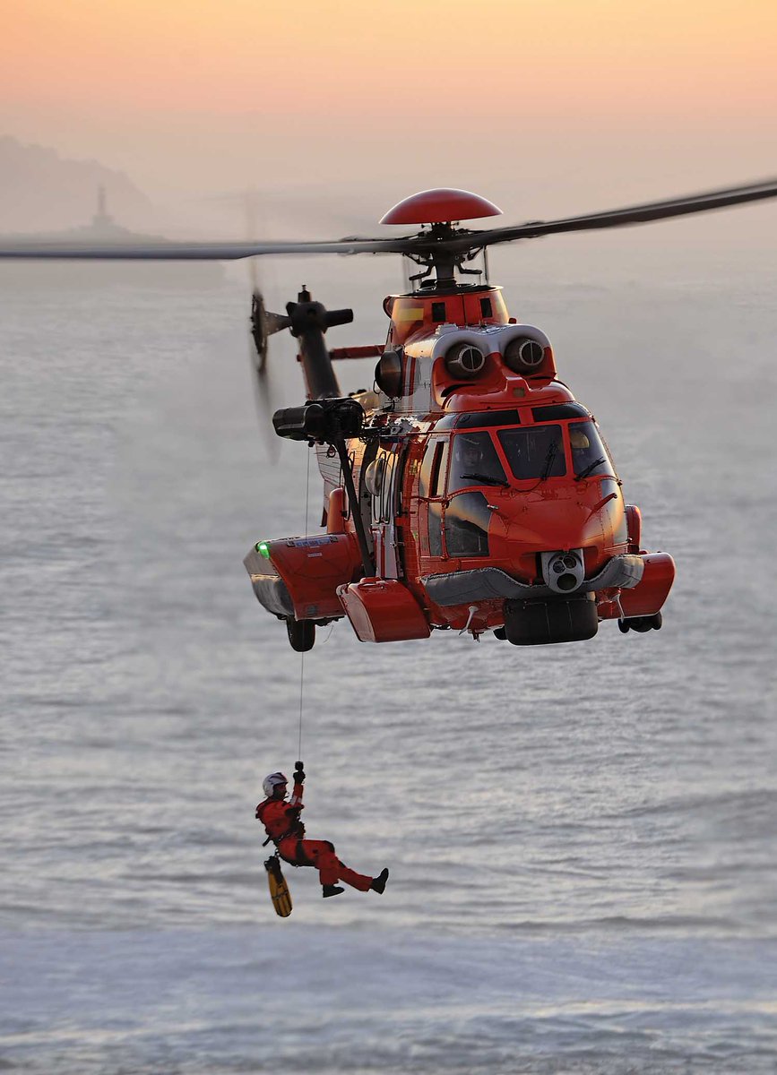 CbBbXEcVIAAhxbO.jpg (600×831) | Coast guard rescue, Helicopter