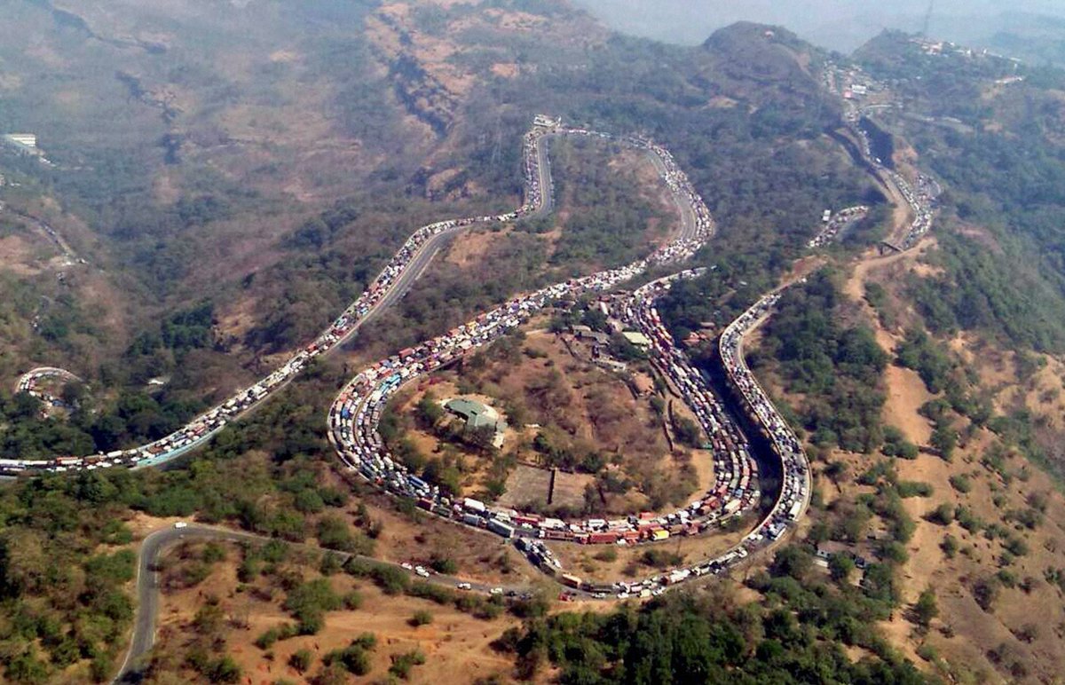 Mumbai :Huge traffic snarl on ghat road as oil tanker toppled over on ...