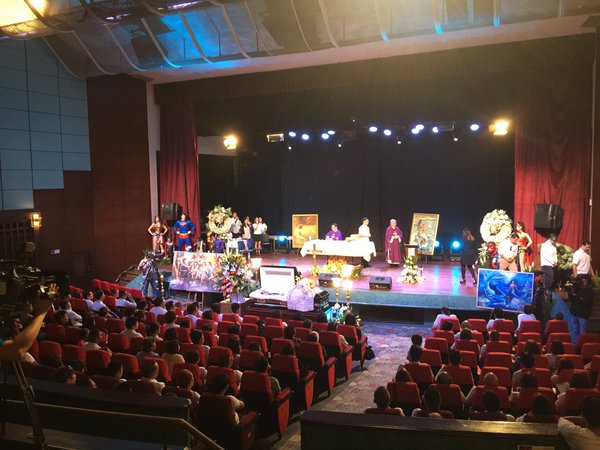 NOW: Final funeral mass for Direk Wenn Deramas at Dolphy Theater ...