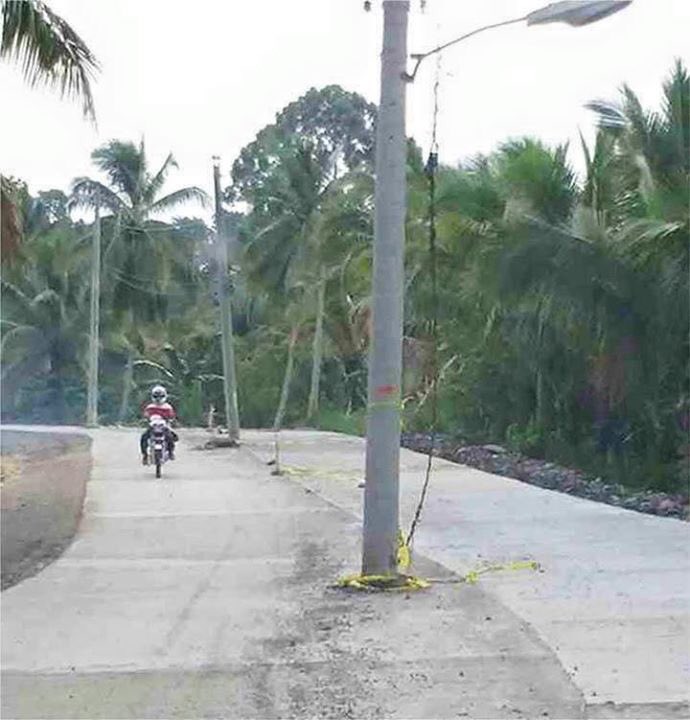 Mga poste ng kuryente na nasa gitna ng highway sa tacloban city, davao ...