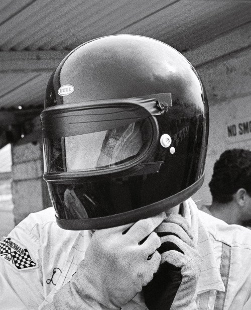 [OT] Stirling Moss post-race, Mille Miglia 1955 : r/formula1