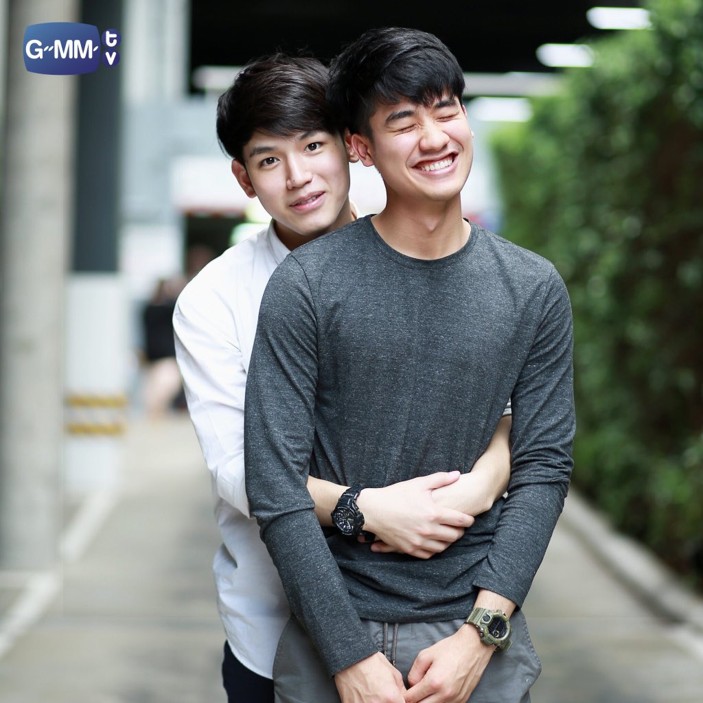 Gmmtv On Twitter มันจะยิ้มอะไรขนาดนั้น ไม่เคยโดนกอดรึไง อิจฉาหนัก