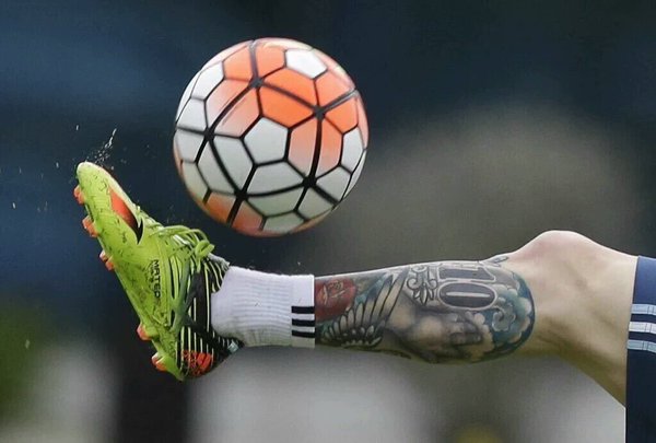 La zurda mágica de messi y su mejor aliada, la pelota. la pulga se ... La zurda mágica de messi y su mejor aliada, la pelota. la pulga se ...