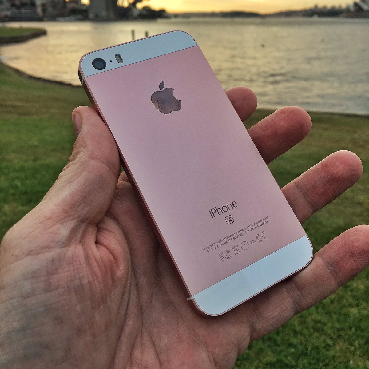 FIRST LOOK: Apple iPhone SE - familiar feel, new colours, all new ...