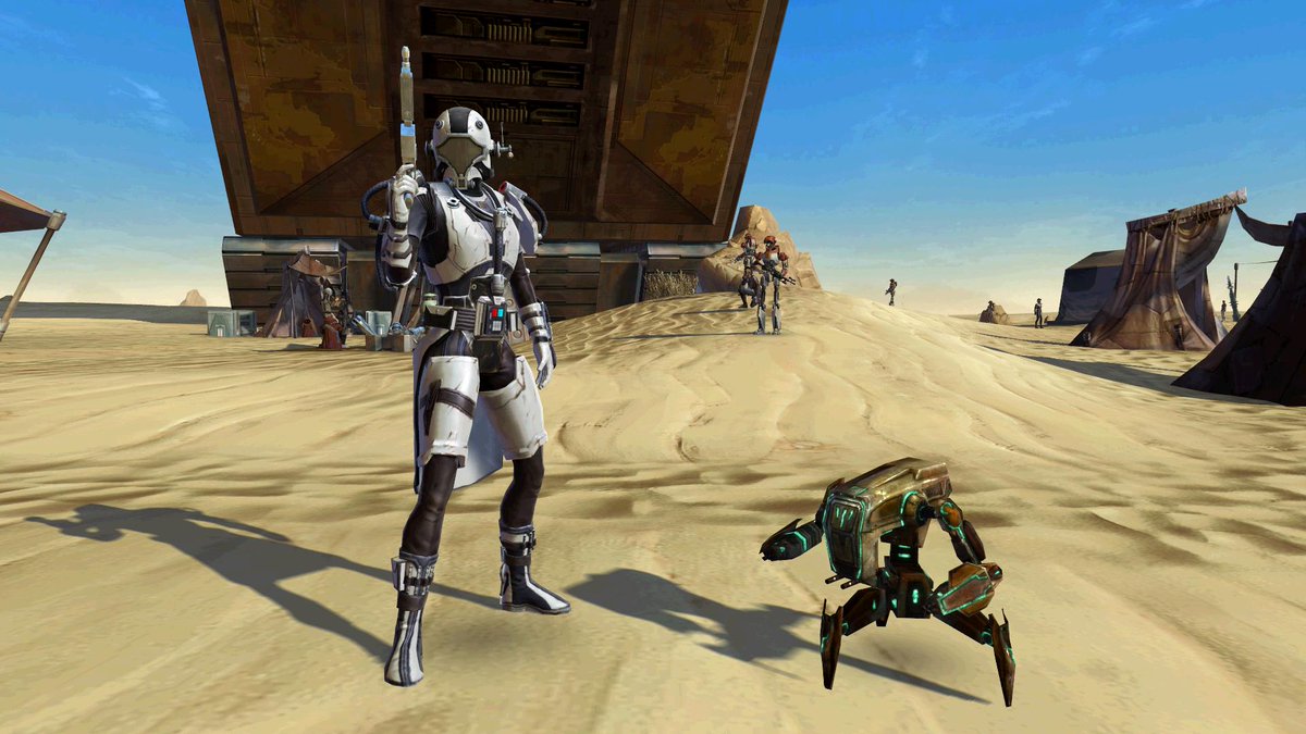 Bunch of people showing off their favourite SWTOR pets on Twitter.