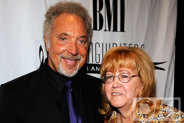Tom Jones pays heartfelt tribute to his late wife Linda Woodward: | OK ... Tom Jones pays heartfelt tribute to his late wife Linda Woodward: | OK ...