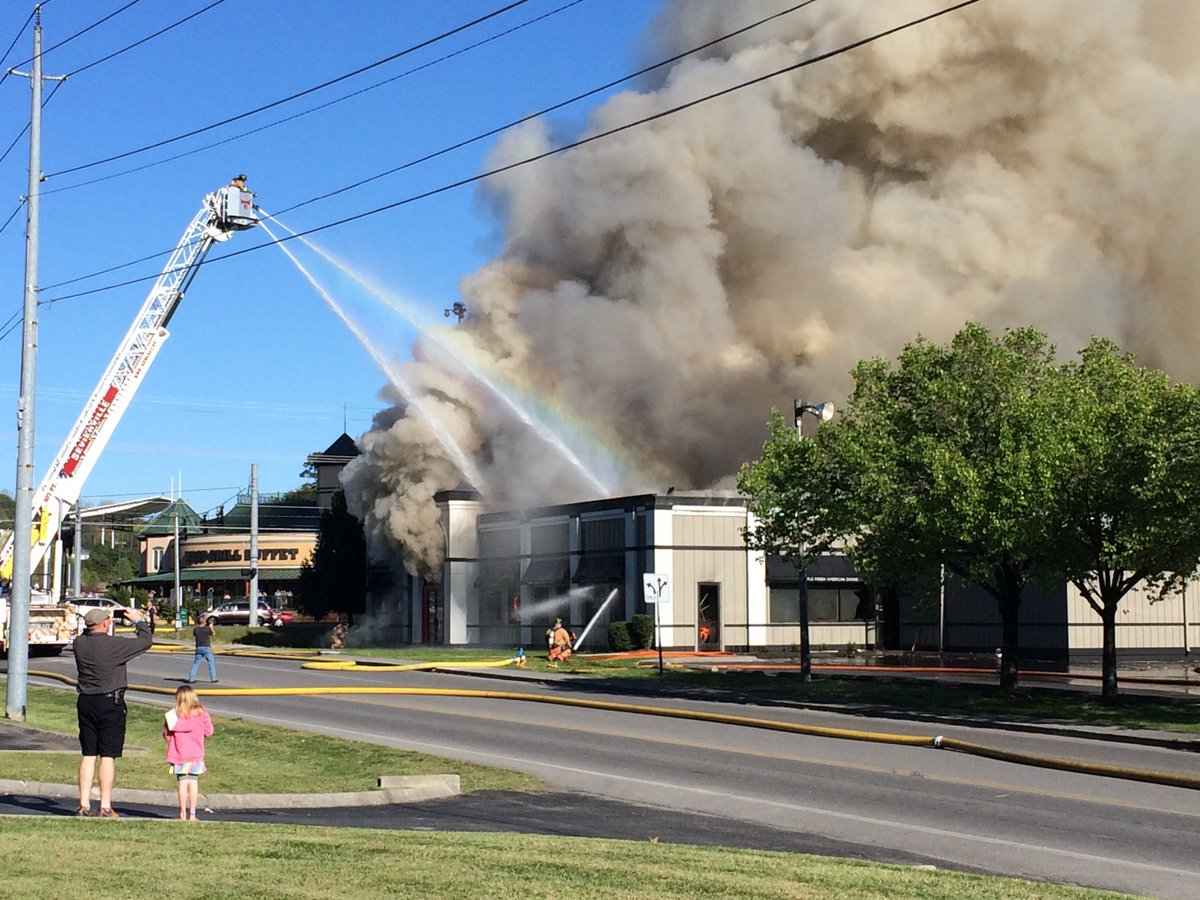 Another picture of the ruby tuesday fire in pigeon forge - scoopnest.com