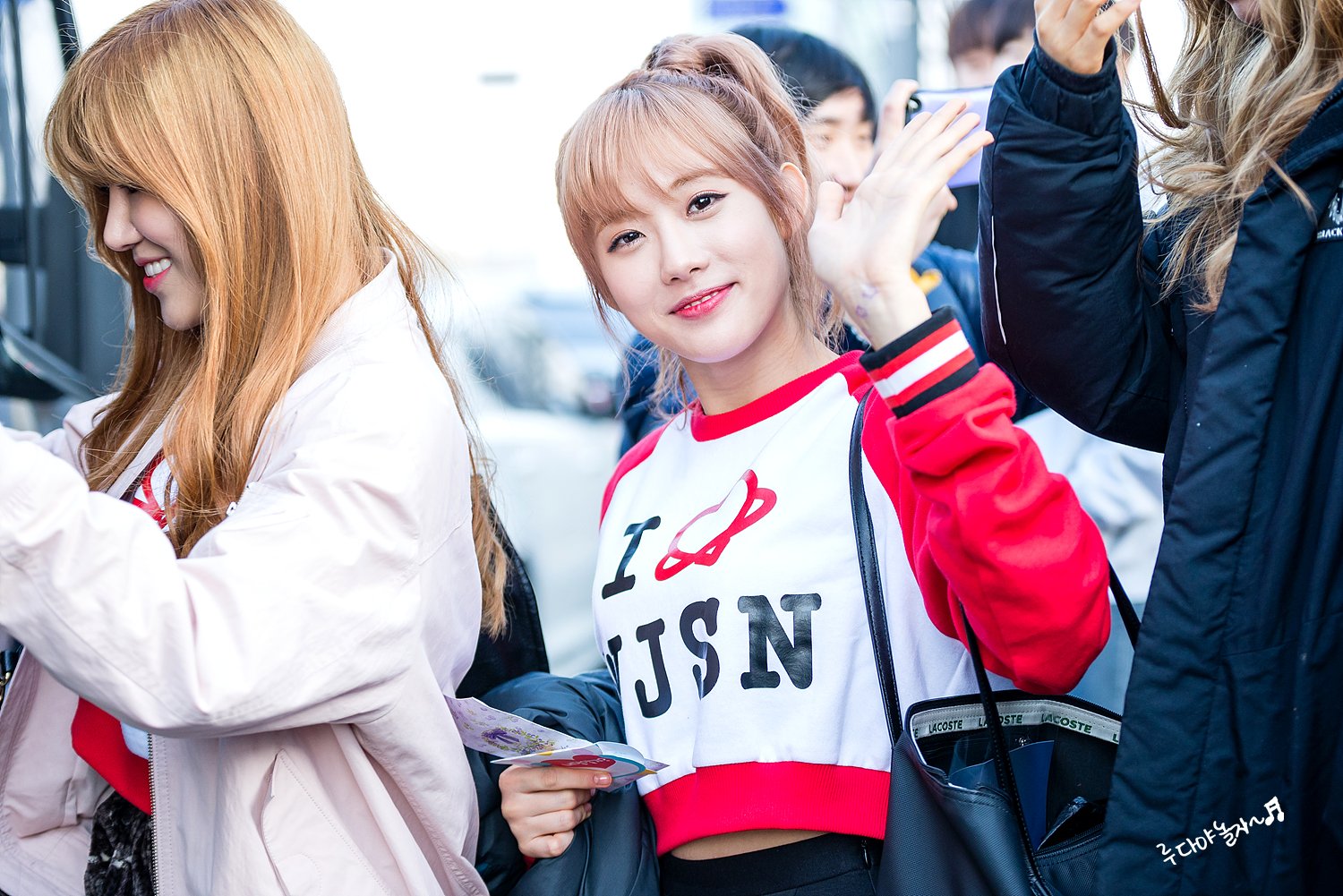 루다야놀자 on Twitter: "160319 #우주소녀 #루다 음악중심 퇴근길 (@WJSN_Cosmic) #WJSN #LUDA #모모모 #MoMoMo •́ .̫ •̀ ...