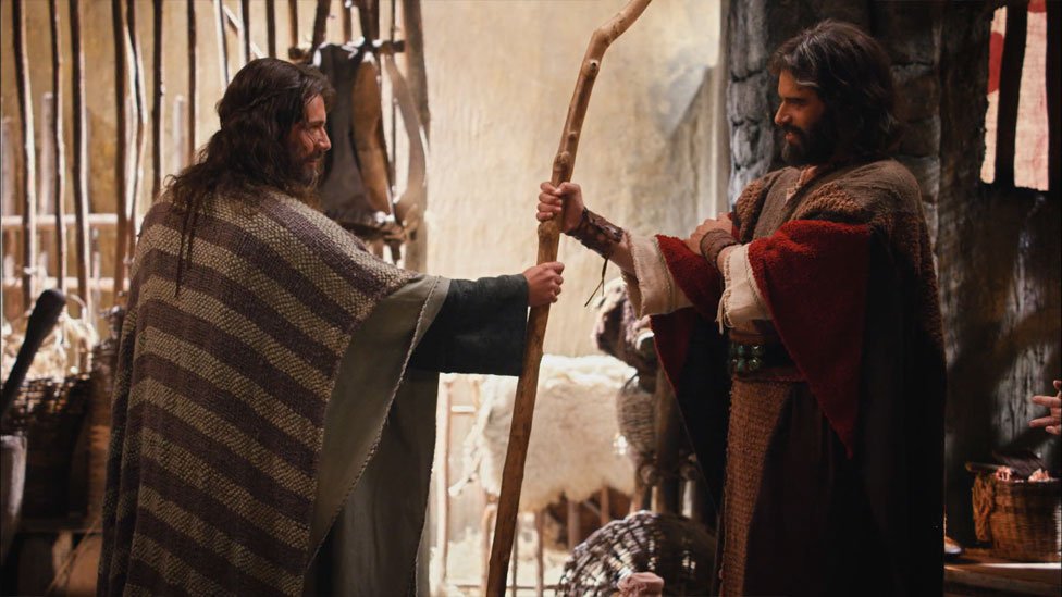 Moisés y Aarón se preparan para hablar con el pueblo. Dios está con ...