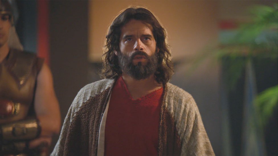 Moisés camina por el palacio y recuerda su vida como príncipe # ...