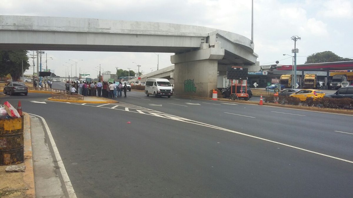 Profesores del IPT Ángel Rubio cierran un carril de la Vía Tocumen ...