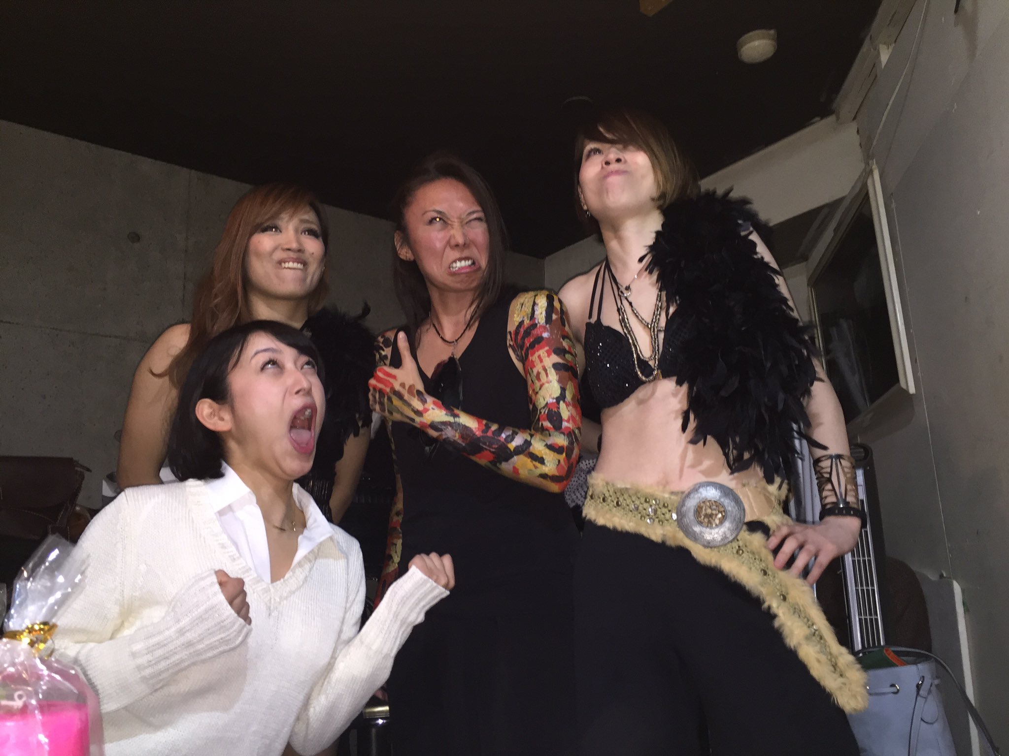 Tw Pornstars 2 Pic 西野翔@国民の人妻 Twitter Arのお二人と ️ アトラクションの記念写真状態のわたし 603 Pm 16 Apr 2016