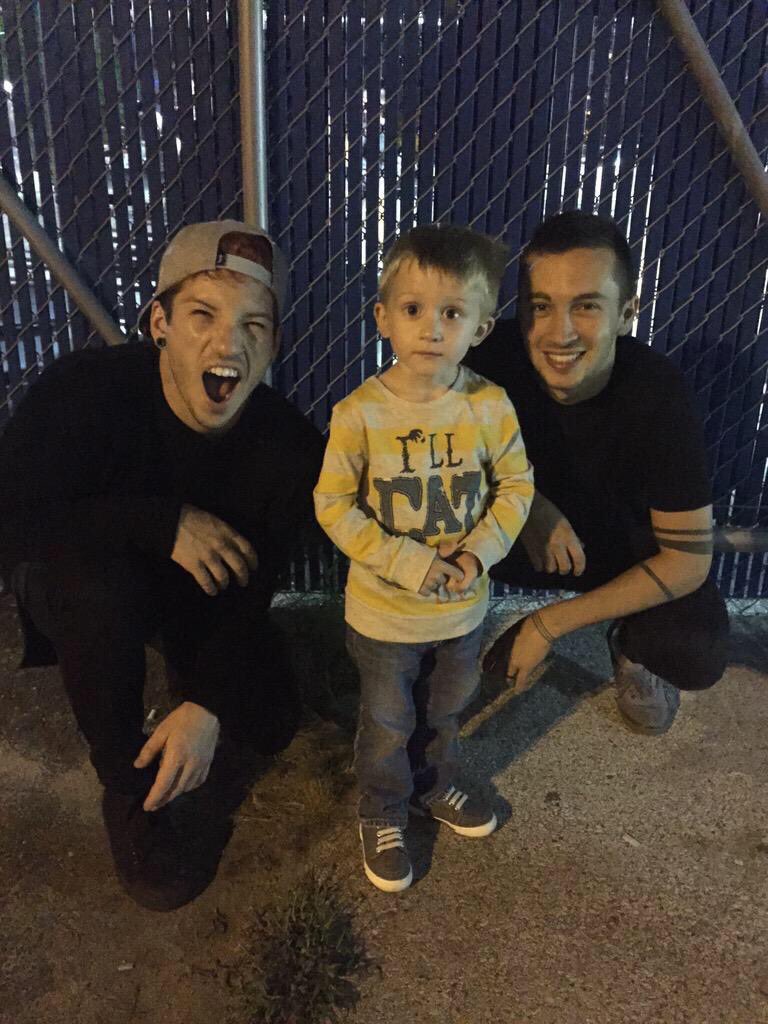 I love how genuinely happy kids make themmmmmmm | One pilots, Twenty ...