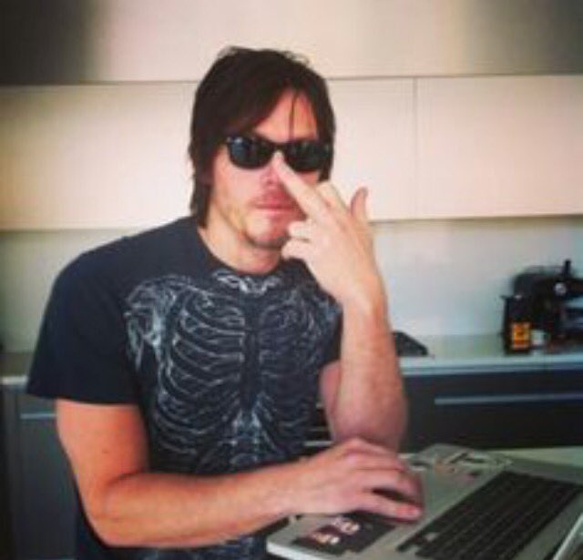 Beth And Daryl Middle Finger