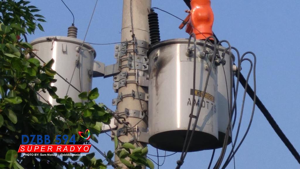 .@meralco fixing damaged transformer near lrt-1 depot on andrews avenue ...