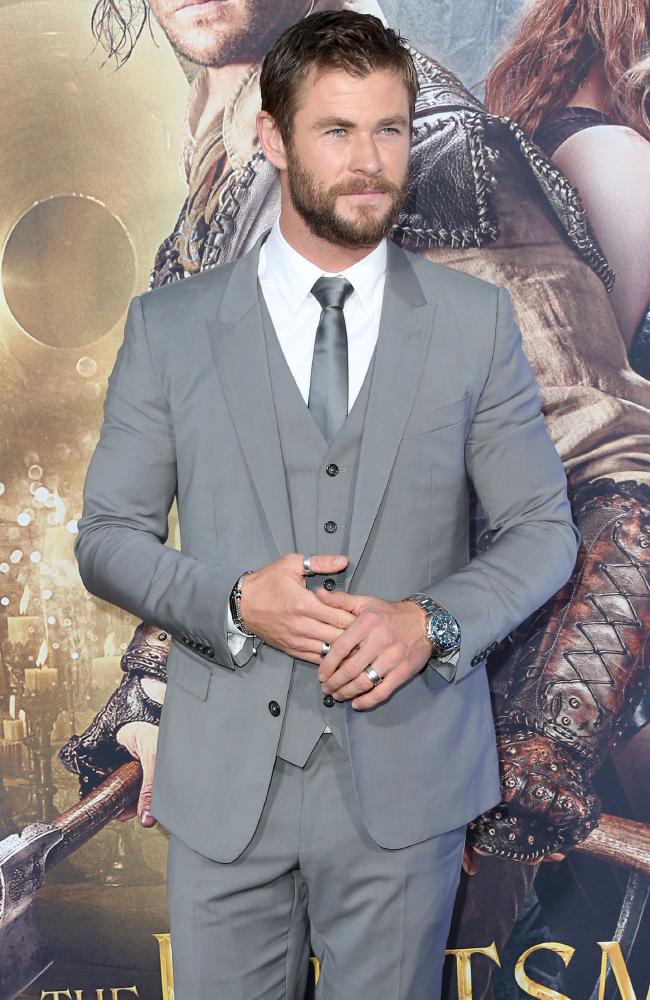 Chris Hemsworth shows off buff body, does one-handed chin-ups in ...