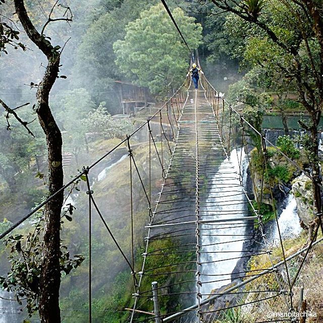 Quetzalapan: Así se camina sobre la cascada de Quetzalapan #Puebla