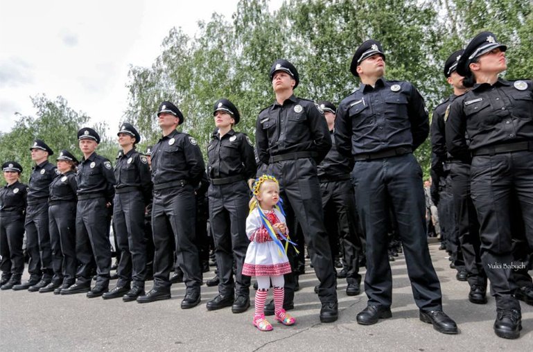 The new patrol police of ukraine is taking the oath in kryvyi rih ...