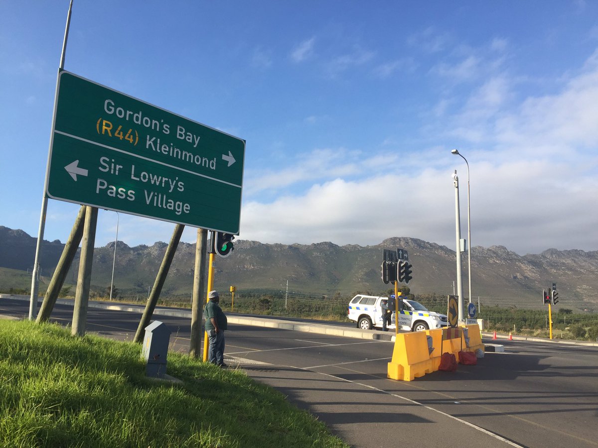 GrabouwProtest Sir Lowry's Pass remains closed to traffic due to a ...