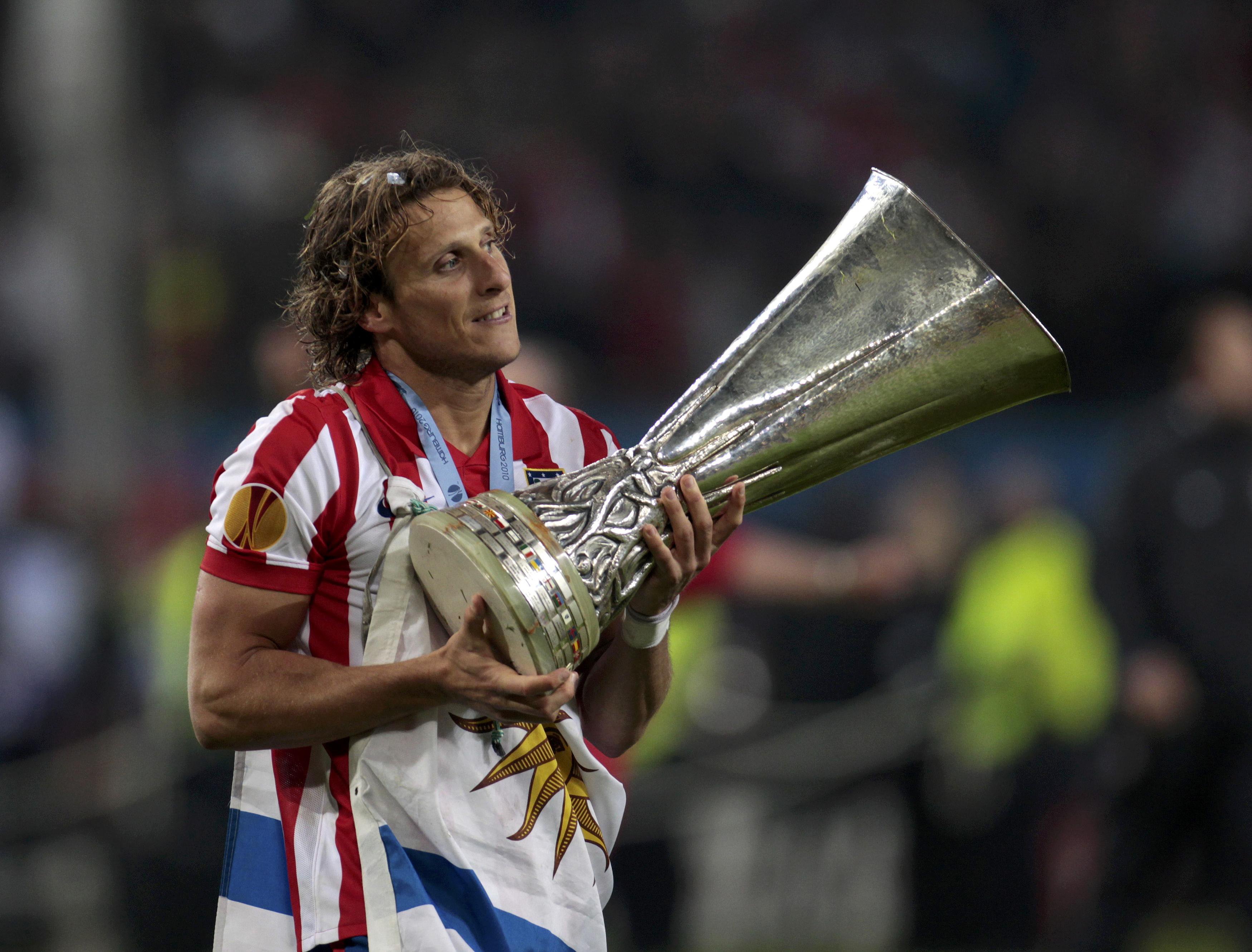 Squawka on X ON THIS DAY In 2010 Atletico beat Fulham 2 1 in the Europa League final Diego Forlan with an extra time winner. https t dKA3xTIDDw X