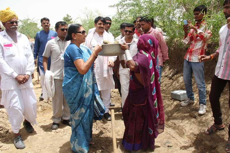 Chief Minister reviews drought relief works with officers at Suigam ...