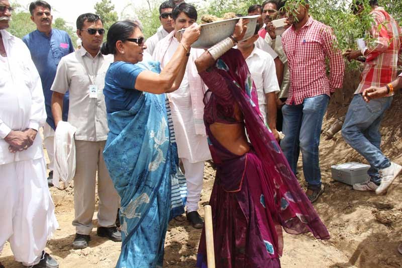 Chief Minister reviews drought relief works with officers at Suigam ...