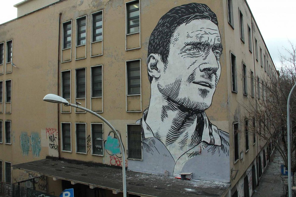 El mural gigante de Francesco Totti en Porta Metronia, Roma | Sphera ...