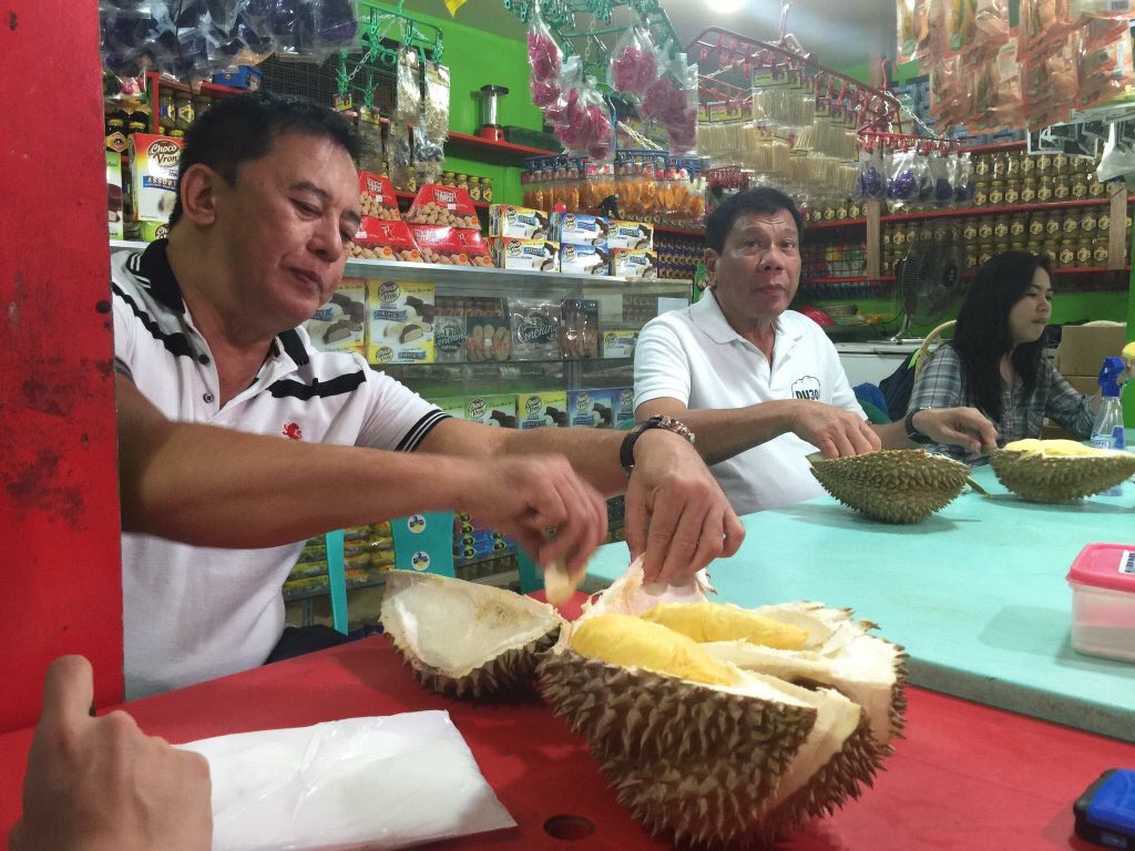 LOOK: Philip Salvador joins presumptive president Duterte in eating ...