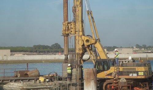 Hydraulic drill for pile driving with steel jacket