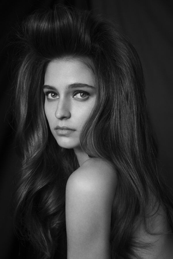 V O L U M E — Fernanda Liz features in the new VogueBRoficial issue ...