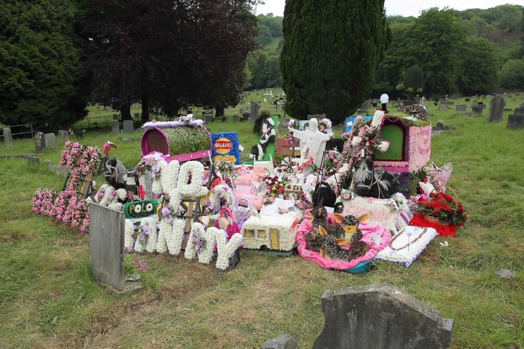 Big fat gypsy funeral: £16k of flowers and white limos in memory of ...