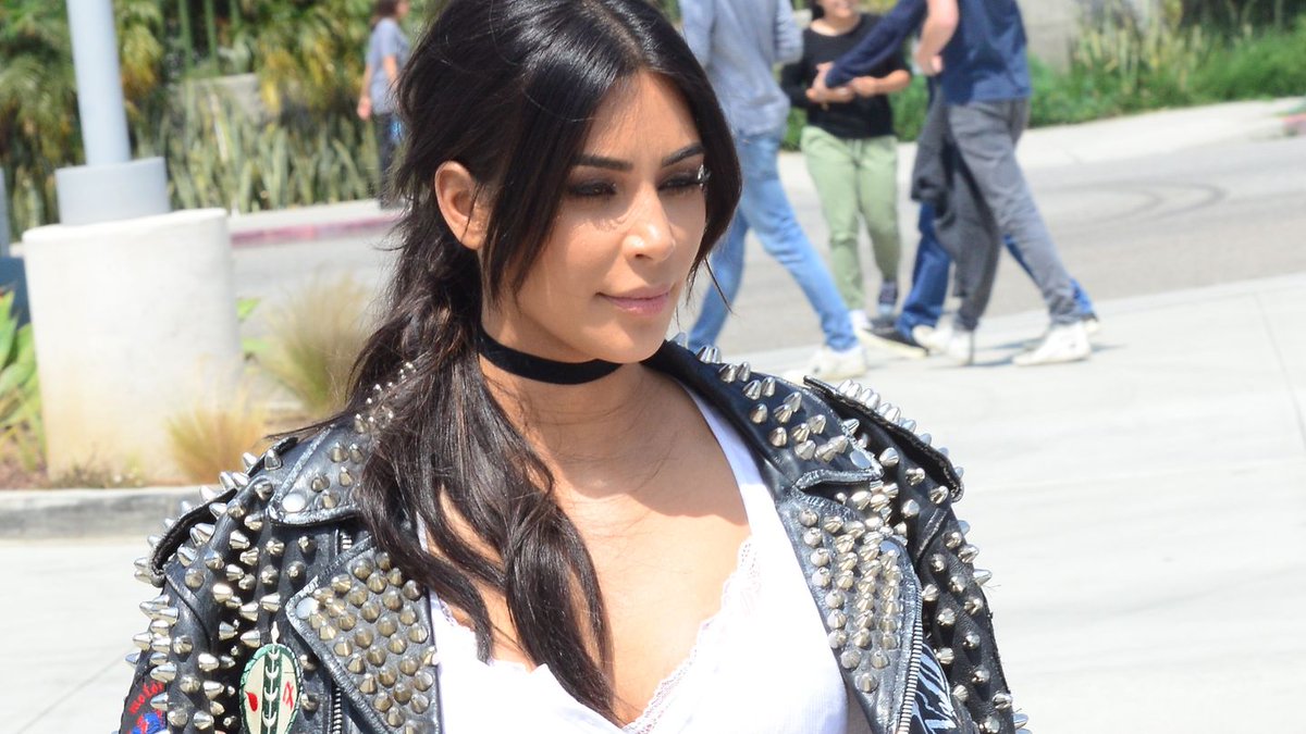 Kim Kardashian Shows Off Her Bare Butt During Breakfast In Bed | MTV NEWS | Scoopnest