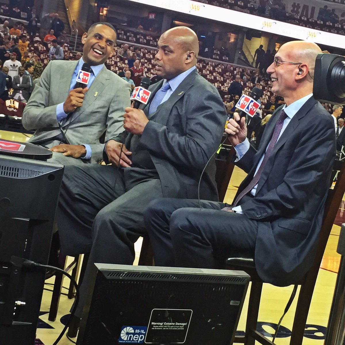 Reporter avoids being bullied by Tim Duncan through eyes in the back ...