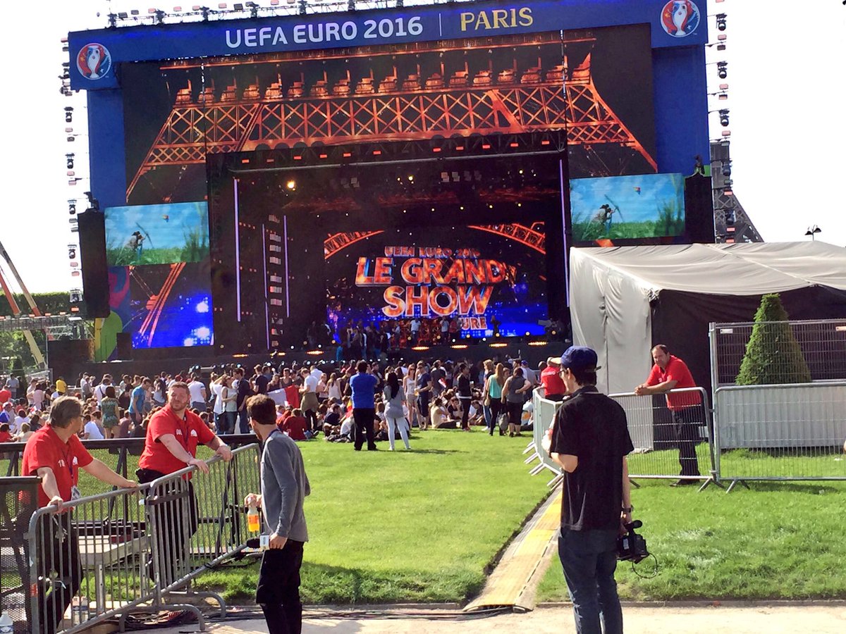 A 24 heures du coup d'envoi de l'Euro2016, la fan zone du Champ-de-Mars ...