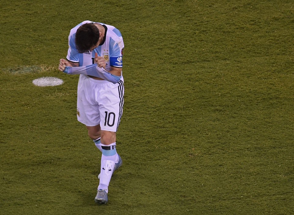 Las imágenes de la tristeza de Messi tras perder la Copa América | CNN ...
