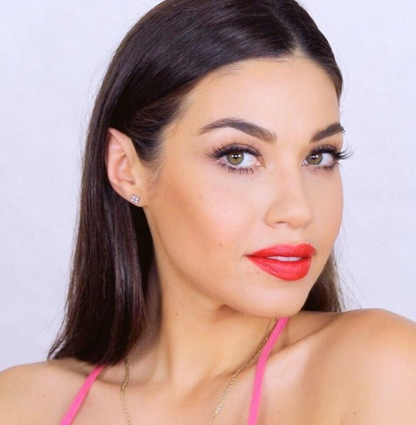 Vlogger Eman Makeup has signed to Next Management > bit.ly/24TZgen ...