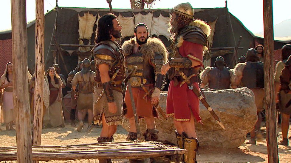 El rey saúl y sus hombres parten rumbo a enfrentar a los filisteos # ...